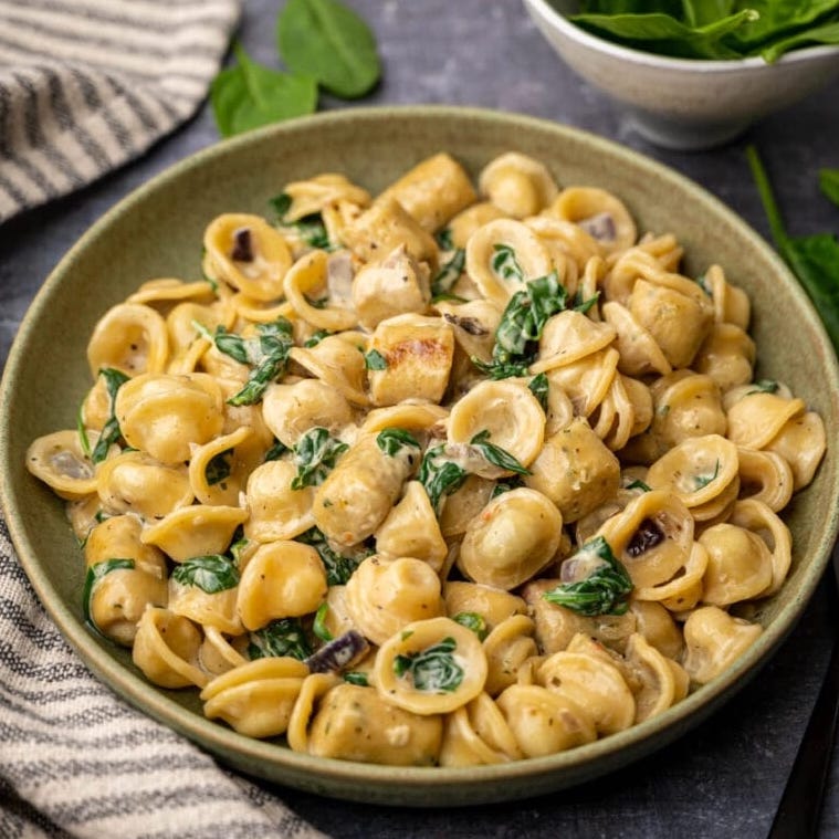 Creamy vegan sausage and spinach pasta – FumageGourmet